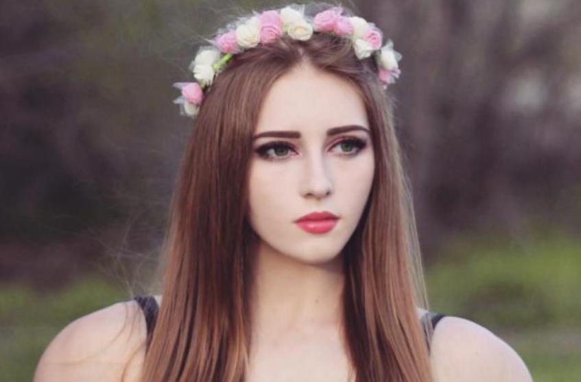 Muscular Barbie: a girl with an angelic face lifts 165 kg in deadlift ...