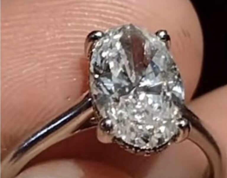 A man found a ring worth 40,000 euros in the sand of a beach. He ...